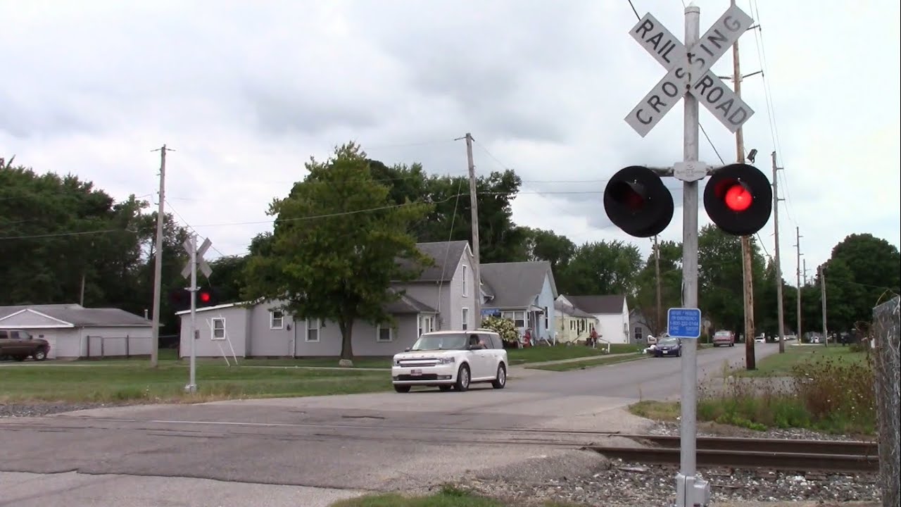Green Street Railroad Crossing - CSX 4053 in Frankfort, Indiana - YouTube