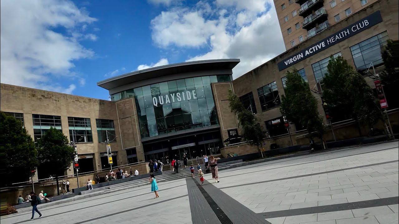 Quayside shopping & stroll along in lovely weather / Salford Quays ...