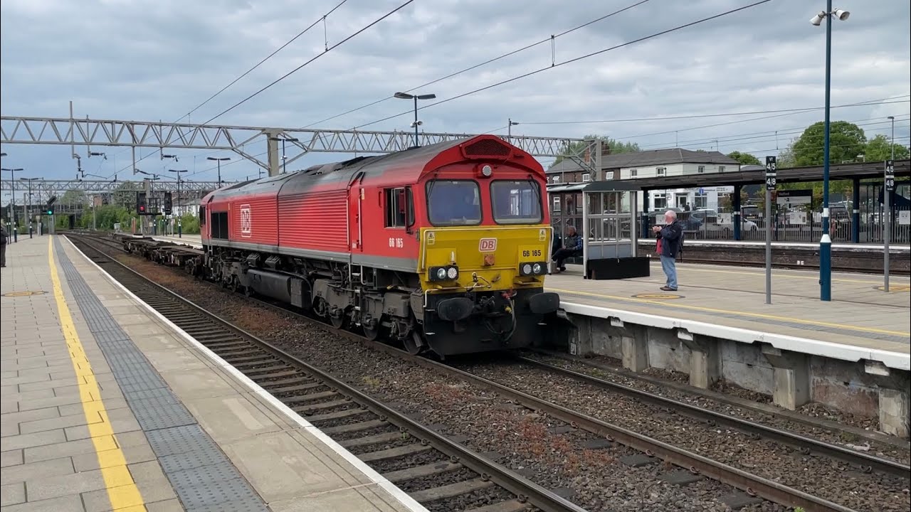 Class 66 66165 6G78 Arpley Sidings to Bescot Down Side arrives at ...