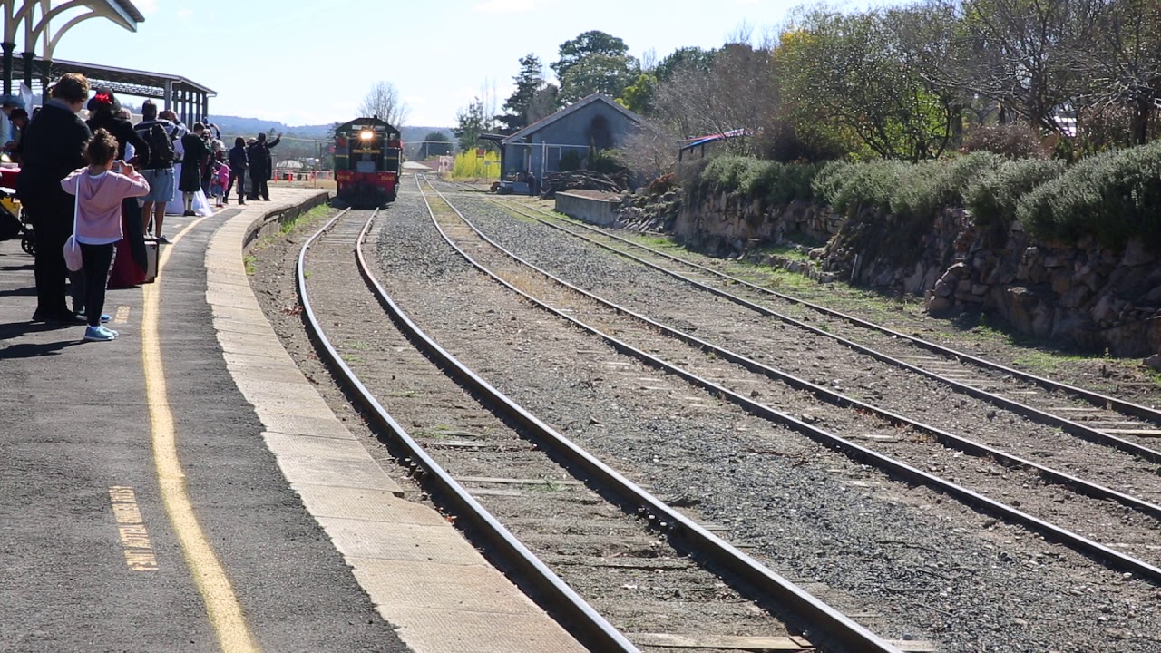 train into stanthorpe - YouTube