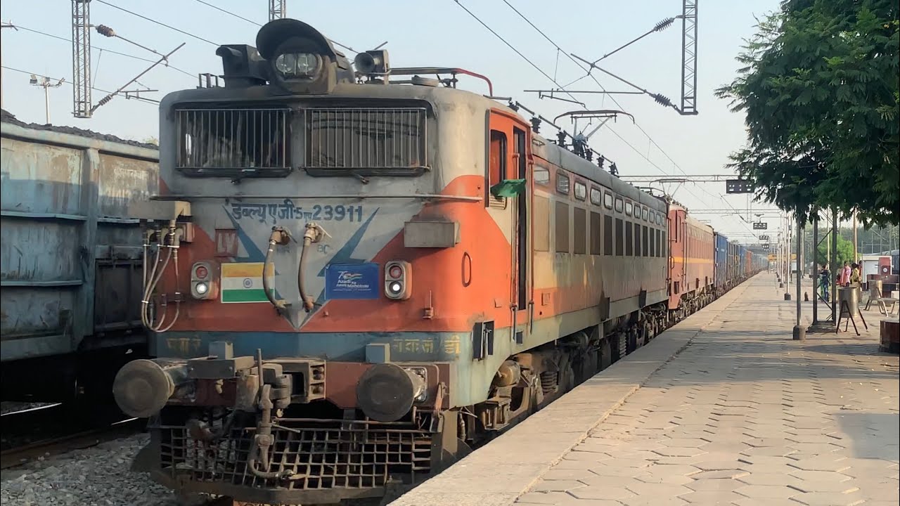 Dangerously Thrashing Dual WAG 5 LOCOMOTIVE Freight Train Maal Gaadi ...