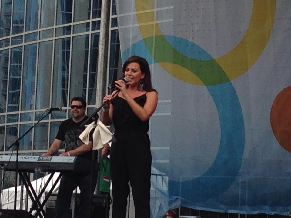 Robin Meade Singing - YouTube