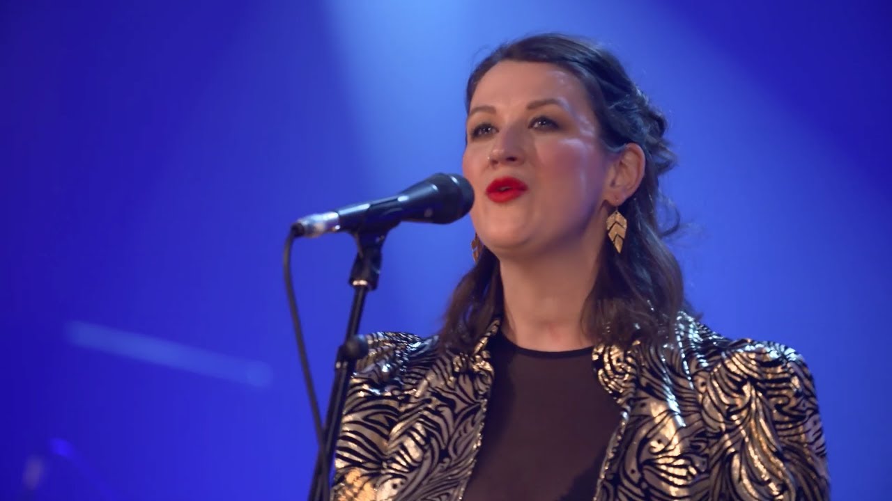 Deirdre Graham - Moch an-Diugh a Rinn Mi Èirigh (Live) - YouTube