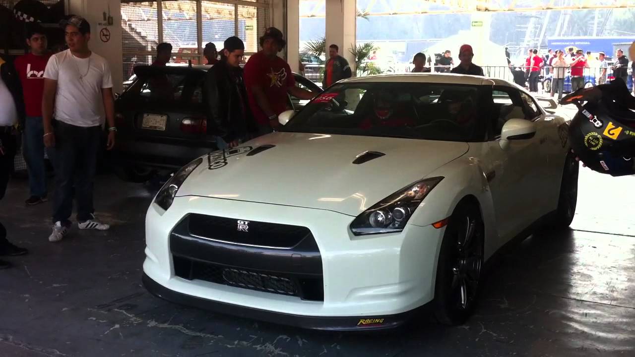 Nissan GT-R en México - YouTube