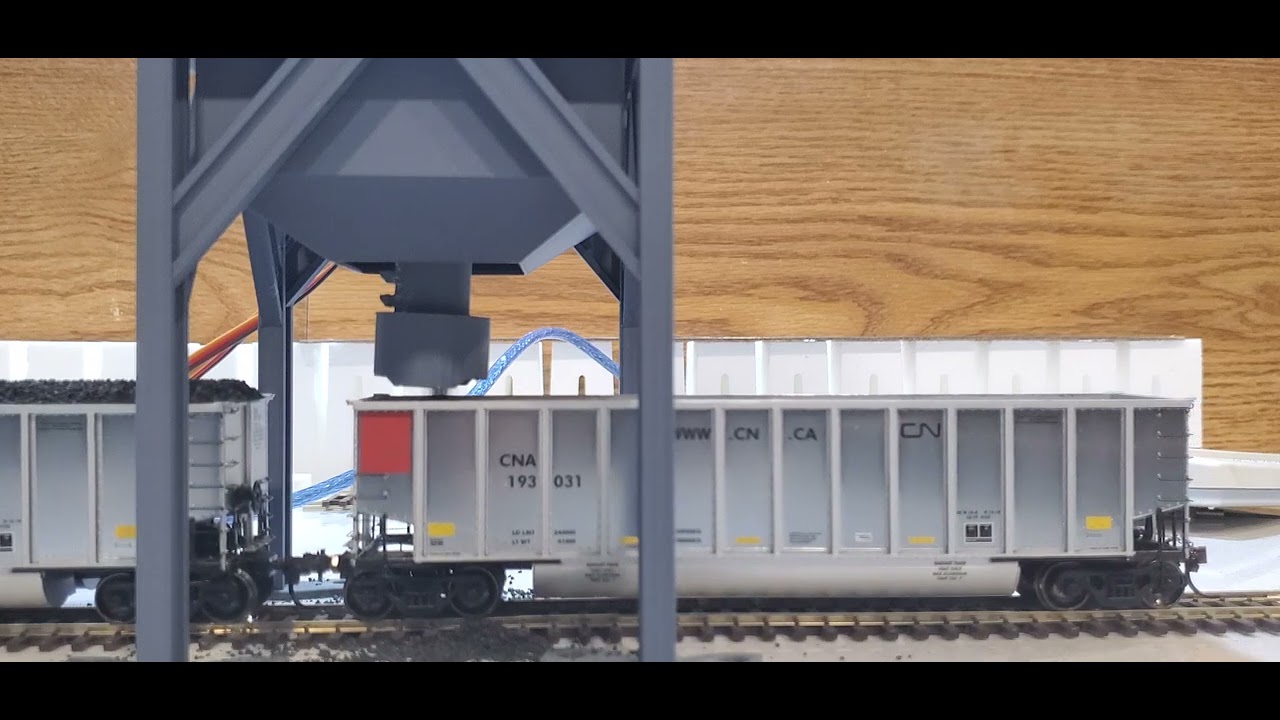 HO Scale Operating Coal Flood Loader -- Live Load -- First powered run ...