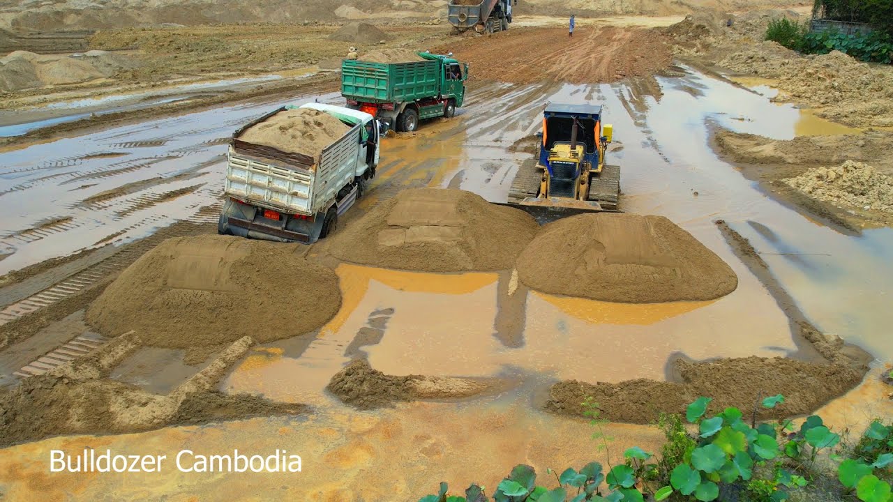 So Smart Driver Skills With Stronger KOMATSU Dozer Pushing Sand And ...