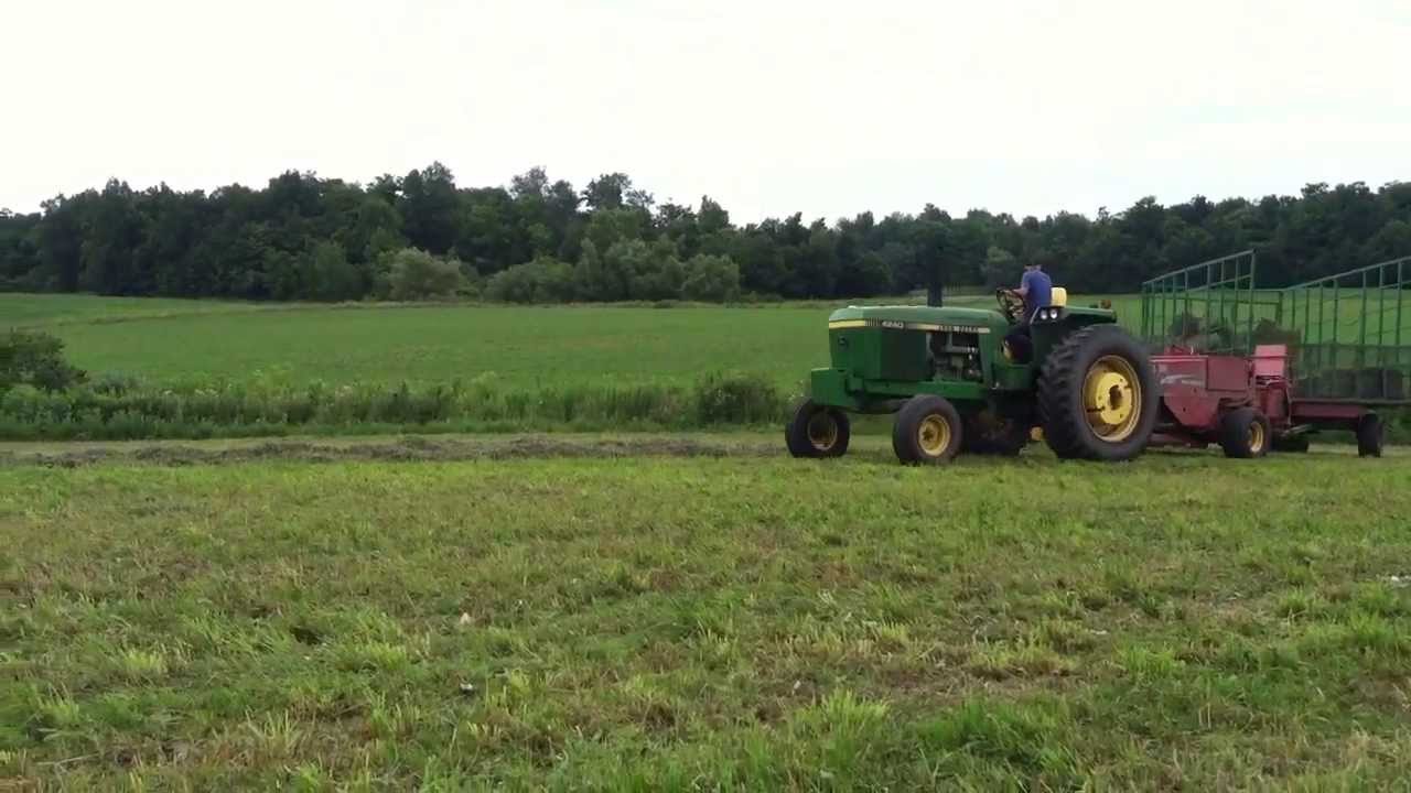 John Deere 4240 Baling - YouTube