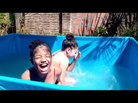 Na piscina com minha amiga - Nicolly Pastoriza