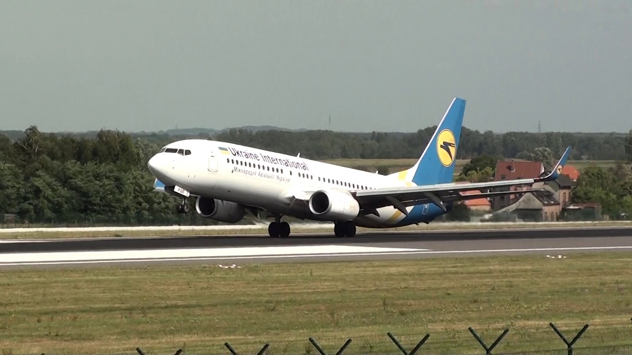 Ukraine International Boeing 737-800 UR-PSR Landing Brussels BRU - YouTube