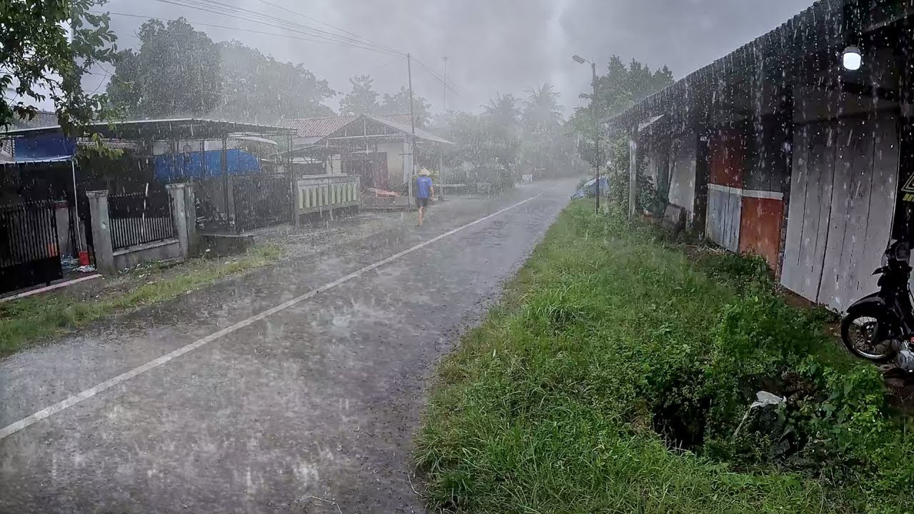 Rain Big strong Thunder sound,in the densely populated Cool Village ...