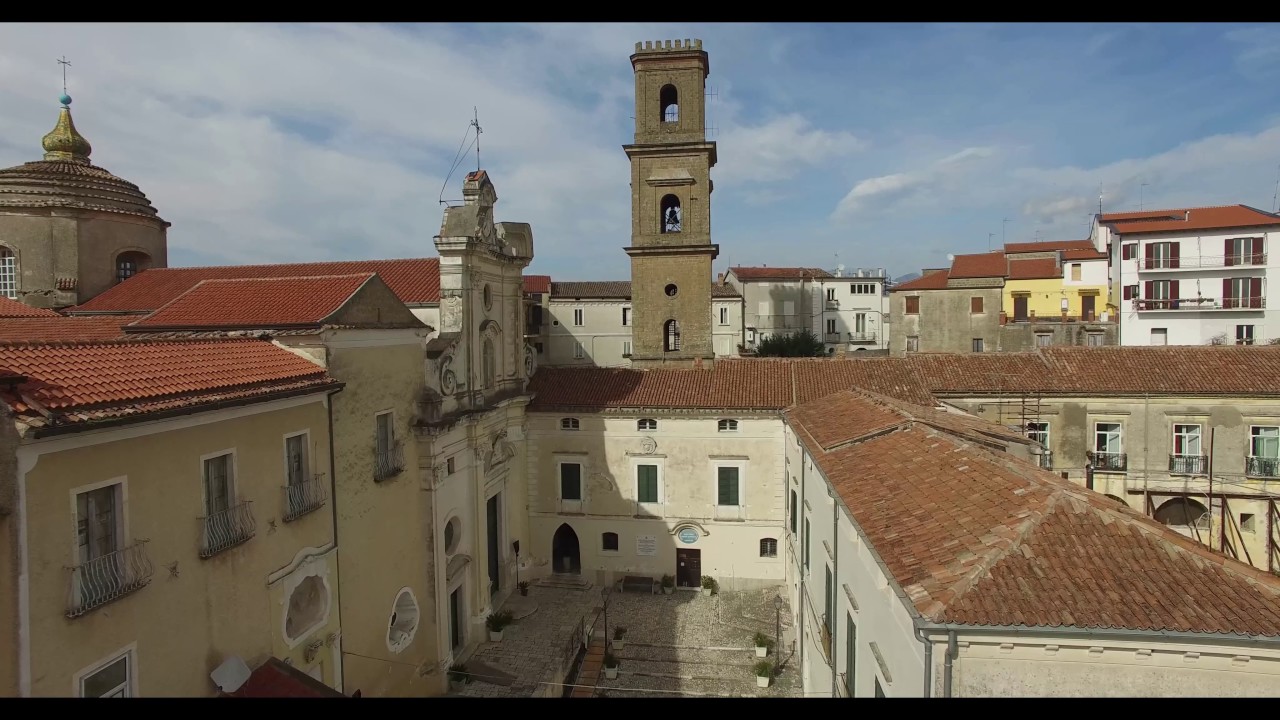 Ripresa aerea 4k con drone dell'episcopio e della Cattedrale di Caiazzo ...