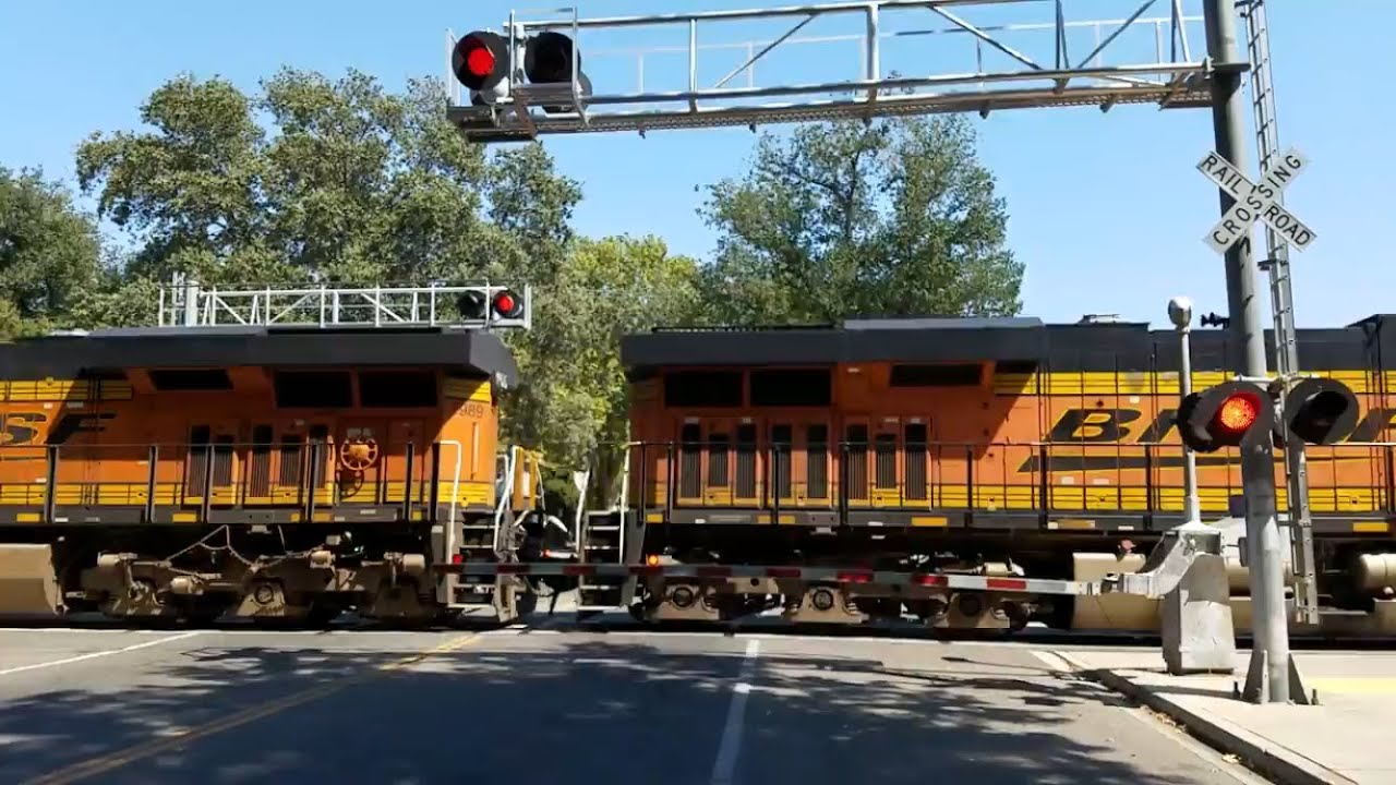 BNSF 7989 Baretables Northbound, Capitol Avenue, Sacramento CA - YouTube