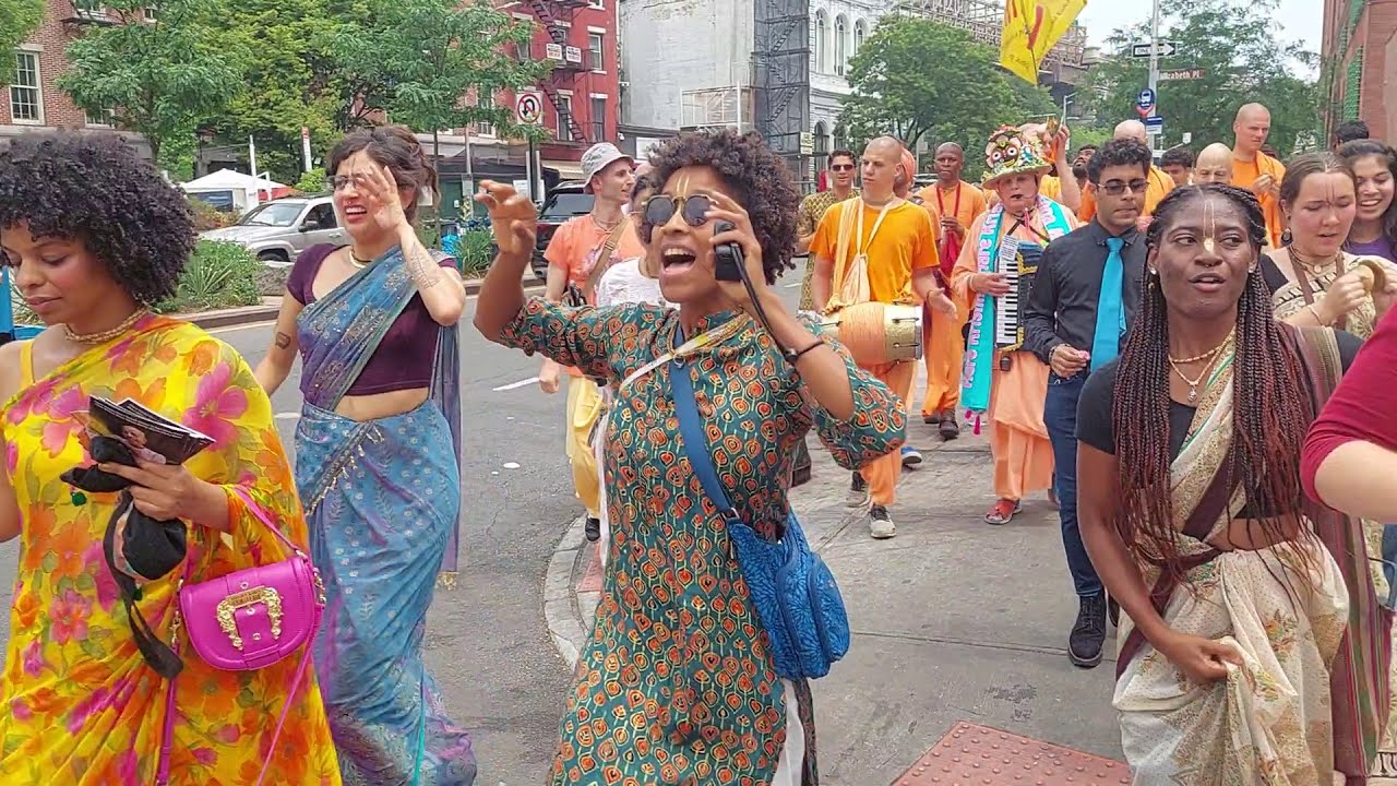 Mahavishnu Swami Chants Hare Krishna in Brooklyn Heights - YouTube