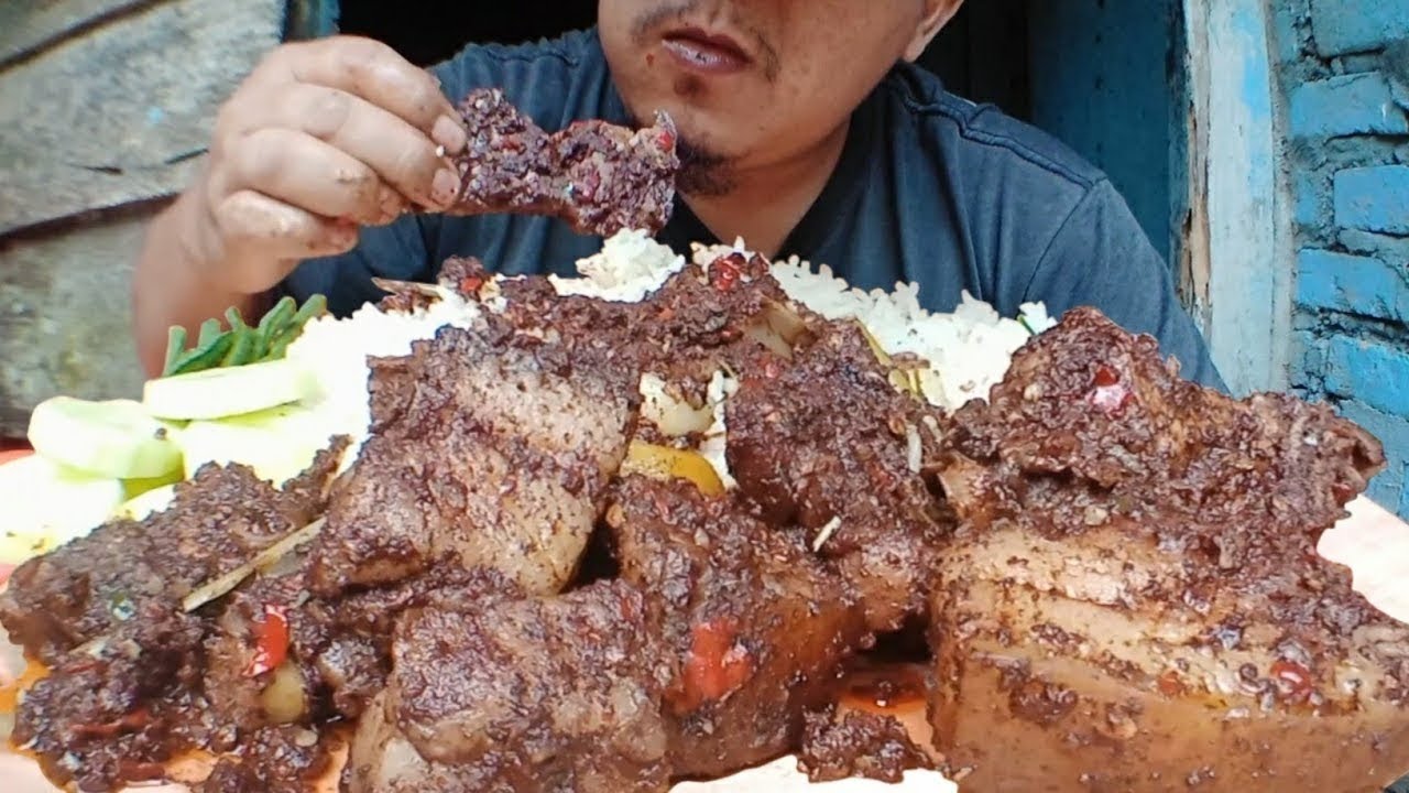 MUKBANG DAGING BABI BUMBU DARAH / TANGGO-TANGGO MARGOTA - YouTube