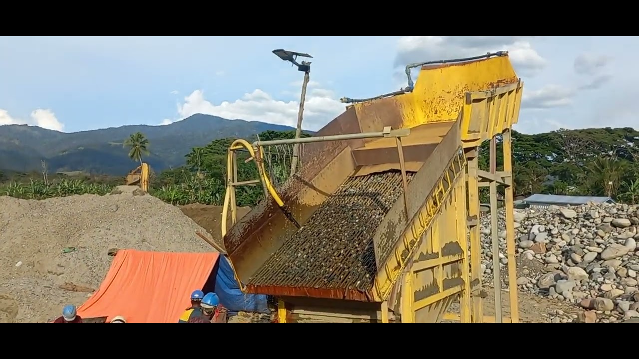Sluicing and panning for alluvial gold via static wash plant. Wau ...