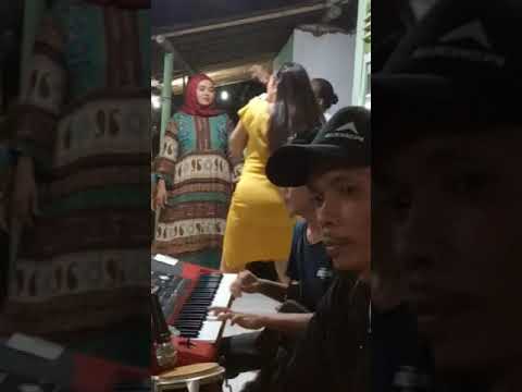 Ketika EMAK EMAK aduh goyang!!! sampe TARIK TARIKAN