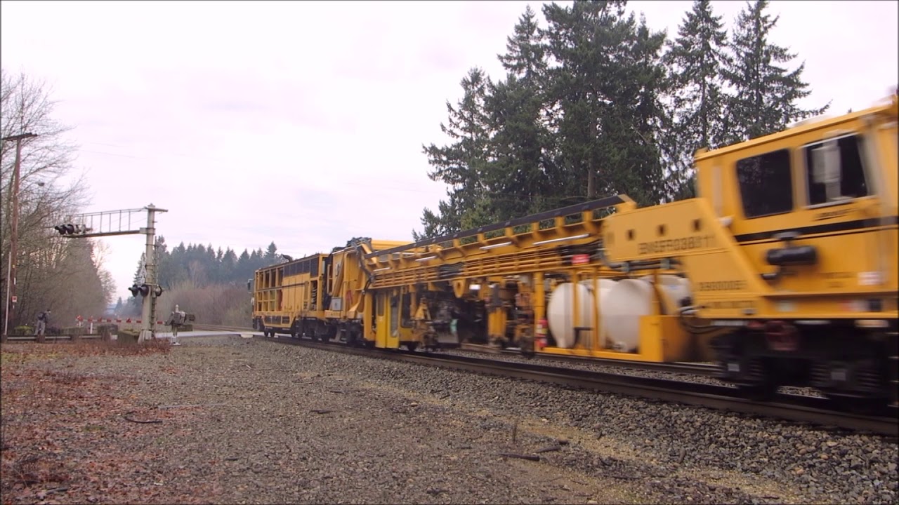 BNSF Work Train Meets a Stack Train, 1/19/17 - YouTube