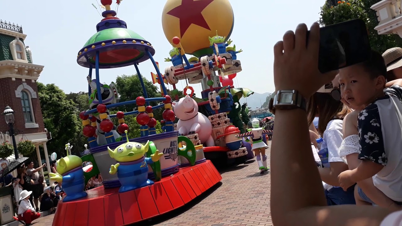 Disney characters passing by - YouTube