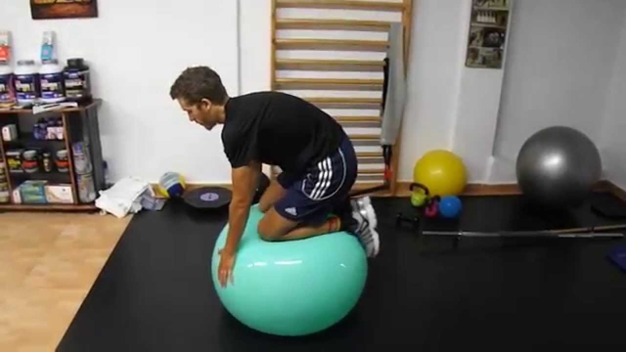 equilibrio sobre fitball en 4 y 2 apoyos (equilibrio, core) - YouTube