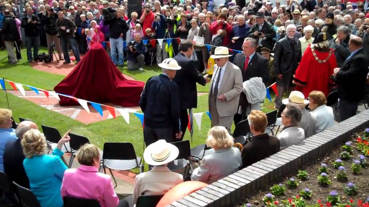 Dad's Army. Unveiling of the Captain Mainwaring statue. - YouTube