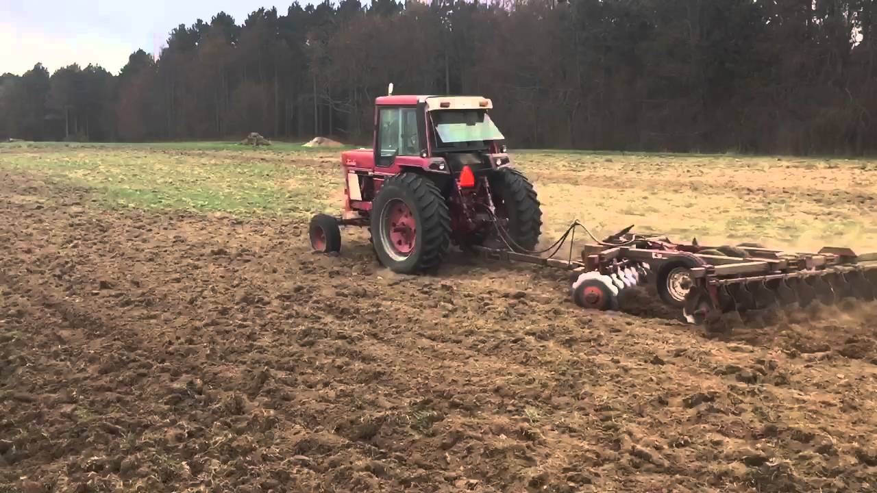 Running tandem IH 1586 IH 684 - YouTube