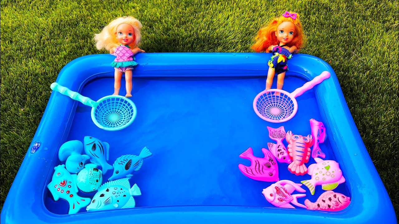 Elsa and Anna toddlers play a fishing game - YouTube