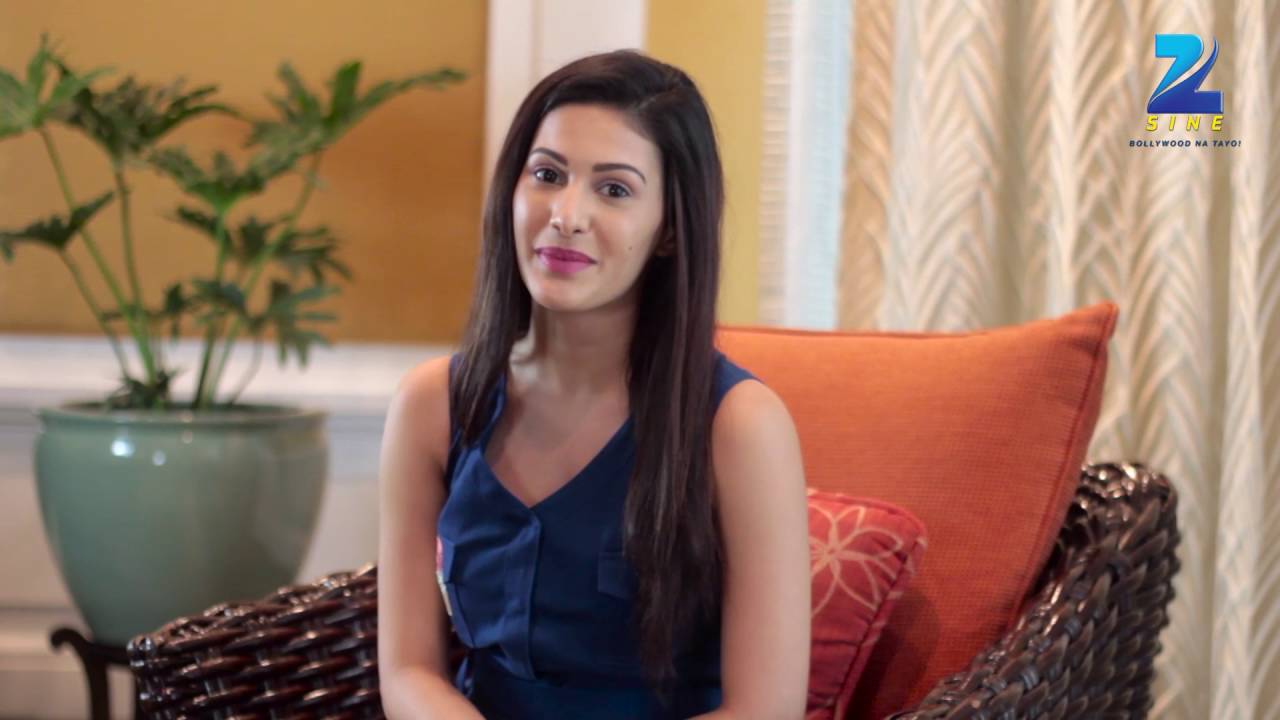 Zee Sine movie invite by Amyra Dastur to watch "Issaq" - YouTube