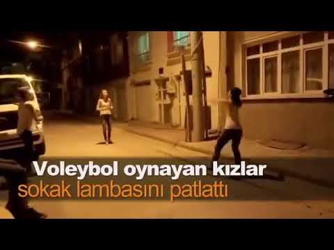 Sokakta voleybol oynayan kızlar muhteşem sol ayağıyla sokak lambasini patlattı gülme garantili