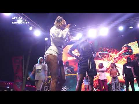 Wendy Shay Twerks Live on Stage To Battle These Guys.