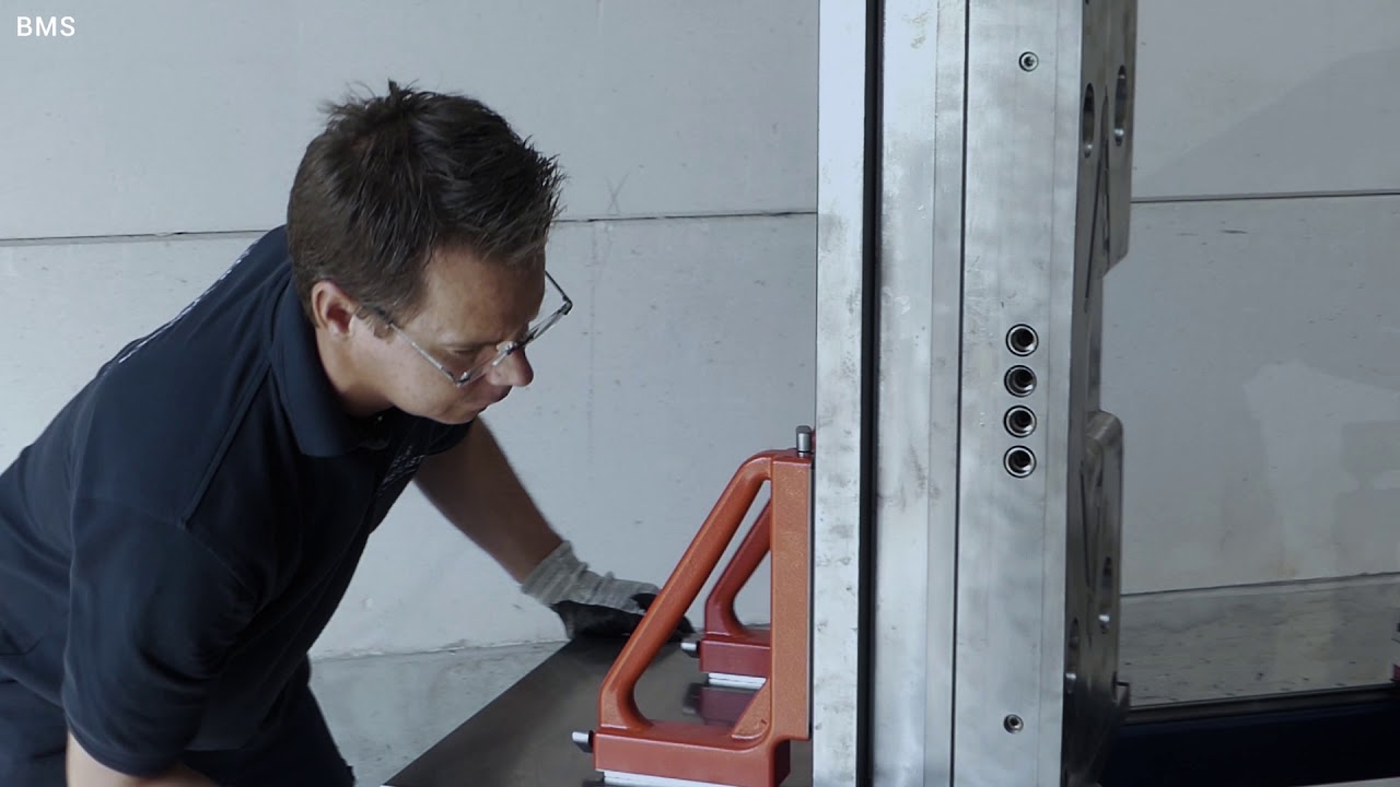 Slide moving table to open moulds - YouTube