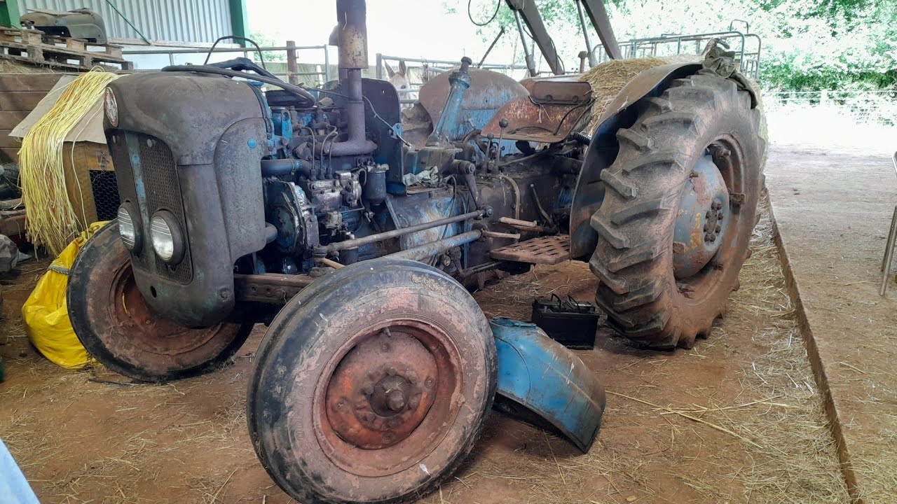 FORDSON DEXTA 3 CYL - YouTube