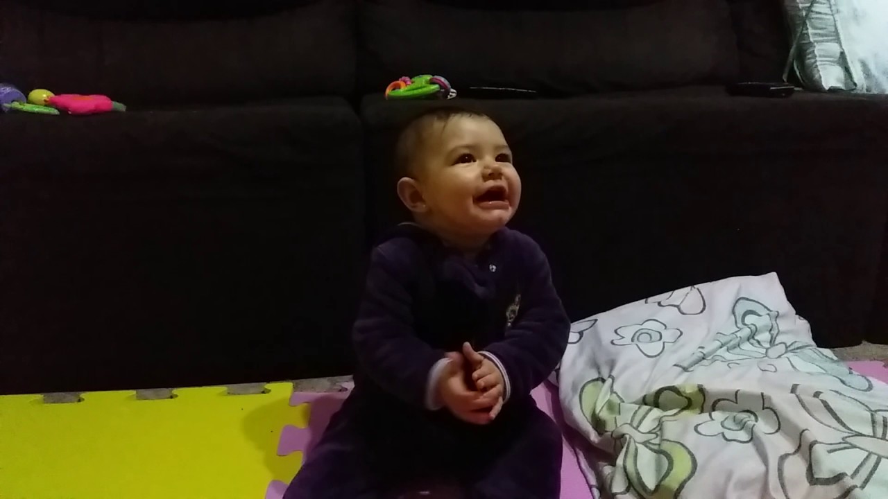 Bebê Isadora aprendendo a bater palminhas! - YouTube