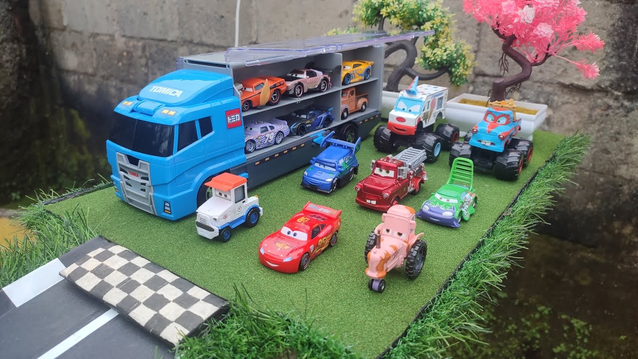 Clean up muddy disney car & friends convoys! Play in the garden ...