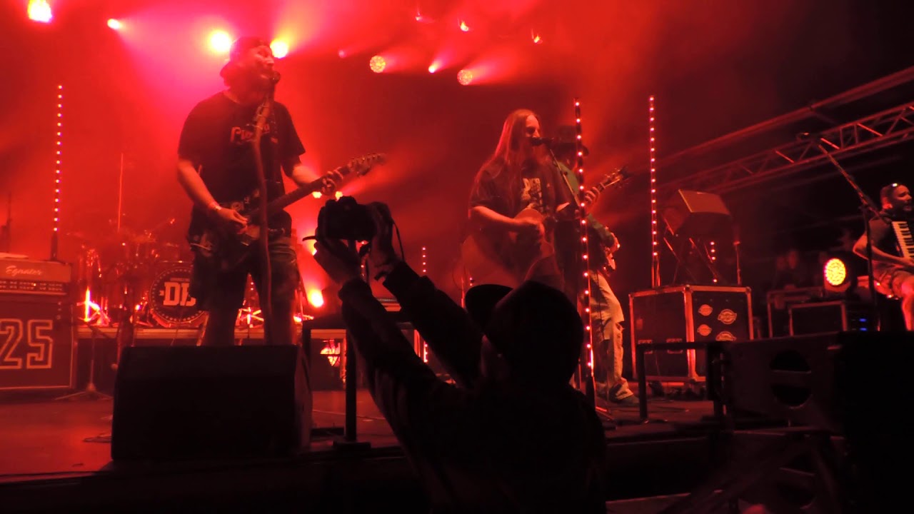 Divokej Bill - Lásko (Koncert Doma Úvaly 2019) - YouTube