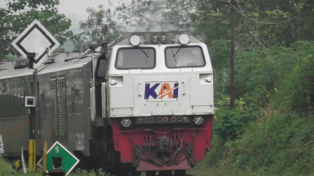 Kereta Turangga, Malabar & Mutiara Selatan Kesiangan Dok. Video Kereta ...
