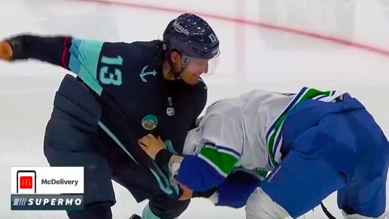 Brandon Tanev Conor Garland Fight (FULL CLIP) | Kraken vs Canucks NHL ...