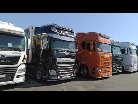 4k Scania S540 Red Edition (Retro) Vs Daf Truck Black Edition XF530 ...