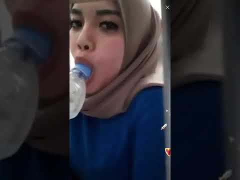 Goyangan maut hijab melsyah sambil mainin BOTOL