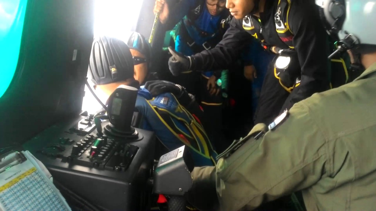 Terjunan Freefall komando TUDM - YouTube