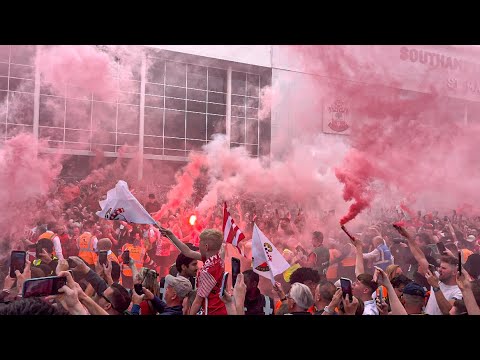 Crazy Pyro Show from Southampton Fans! - YouTube