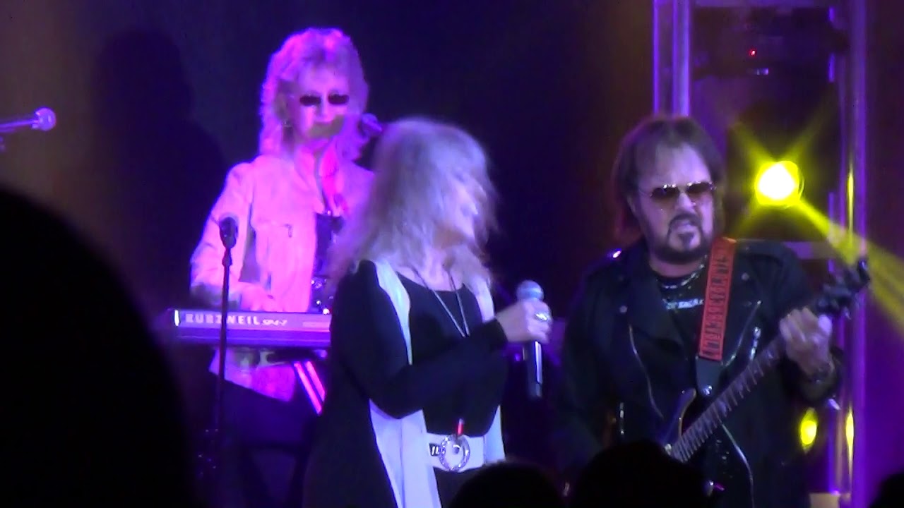 Neoton Familia koncert Szekszárd, 2018.04.13. - Live - YouTube