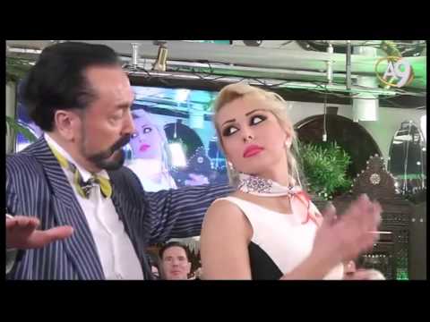 Sarışın güzel gözlerini Adnan Oktar'dan ayırmadı...