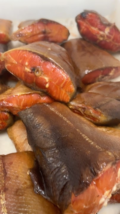 Брюшки форели, головы и хвостики горячего копчения - YouTube