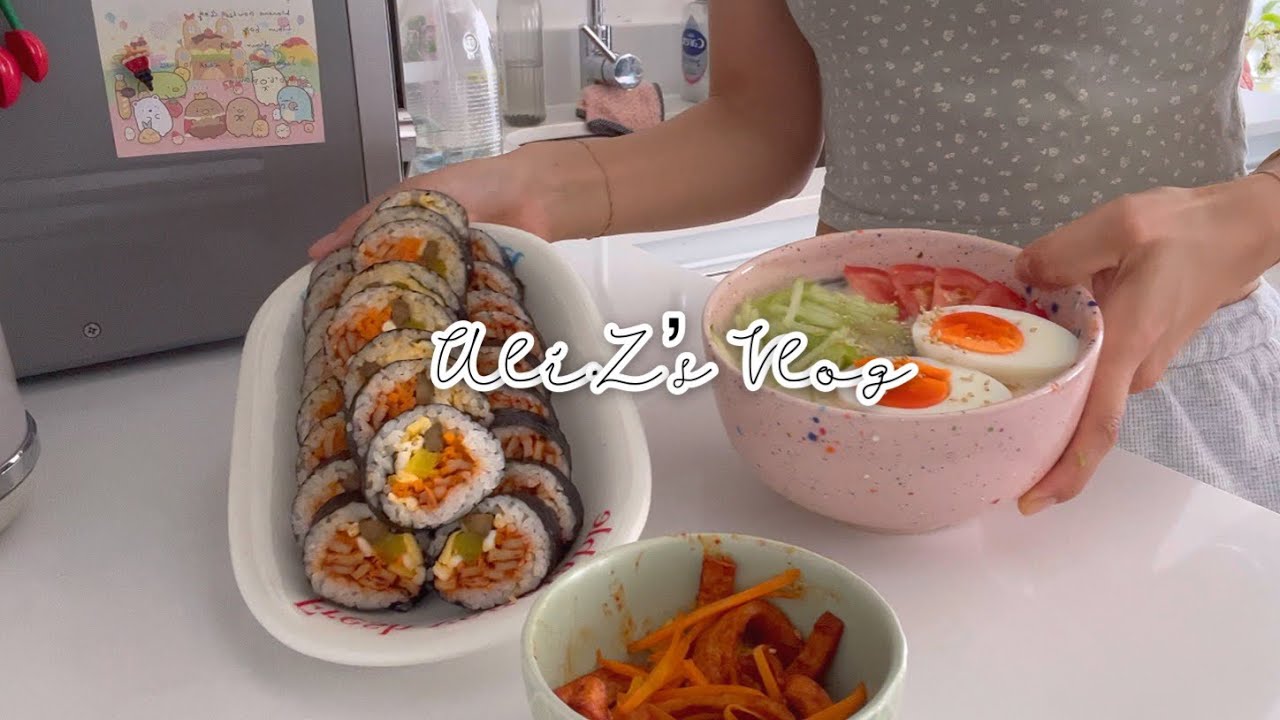 Auditor living alone in London. Spicy fish cake kimbap, soymilk soba ...