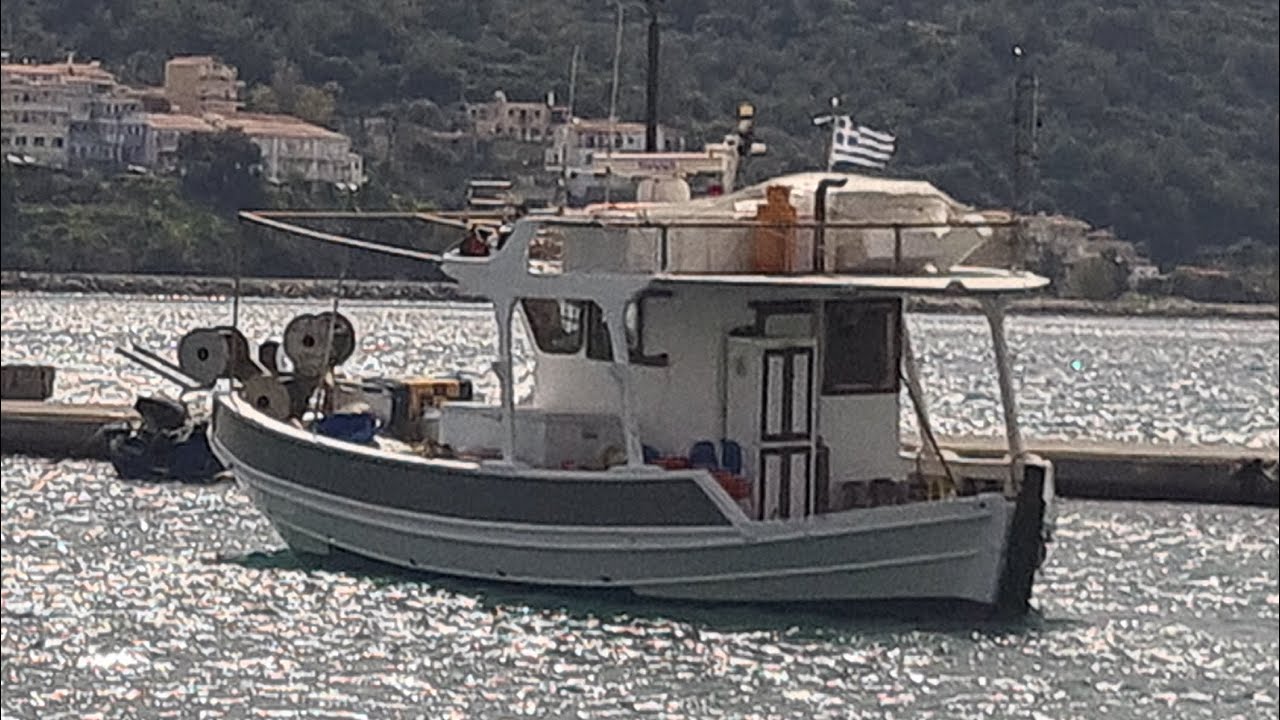Αλιευτικό καταφύγιο στο Βαθύ της Σάμου με τα σκάφη να - YouTube