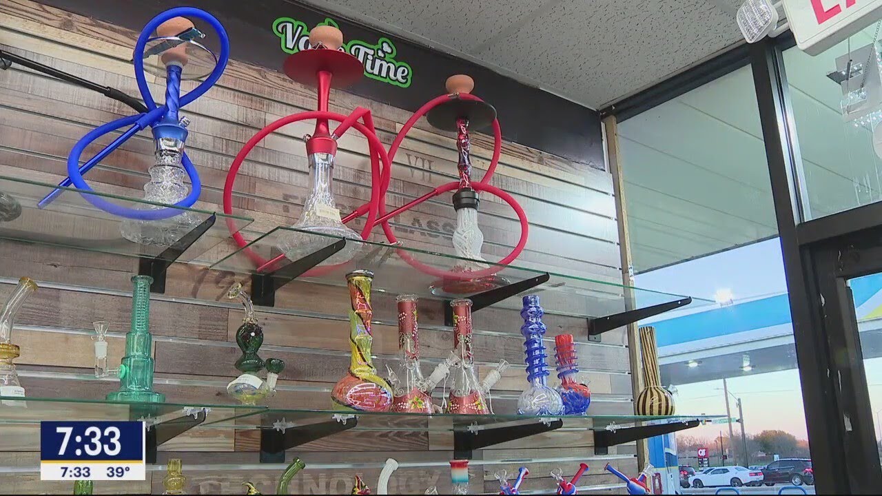 Man with machete robs Fort Worth smoke shop - YouTube