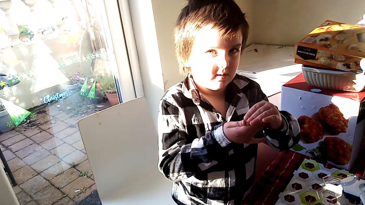 Eli Kool plays Gravitrax - YouTube