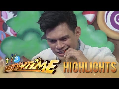 It's Showtime MiniMe 3: Zeus eats chili - YouTube