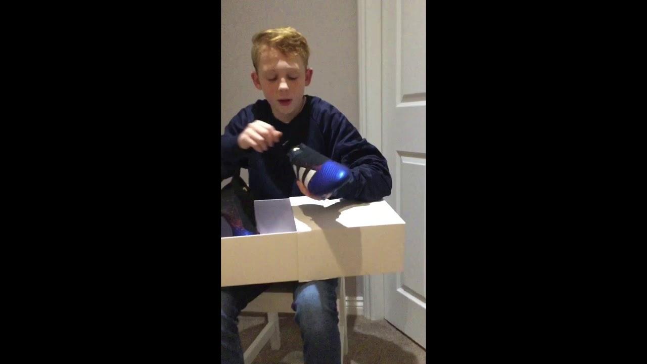 FOOTBALL BOOT REVIEW: WHAT’S INSIDE - YouTube