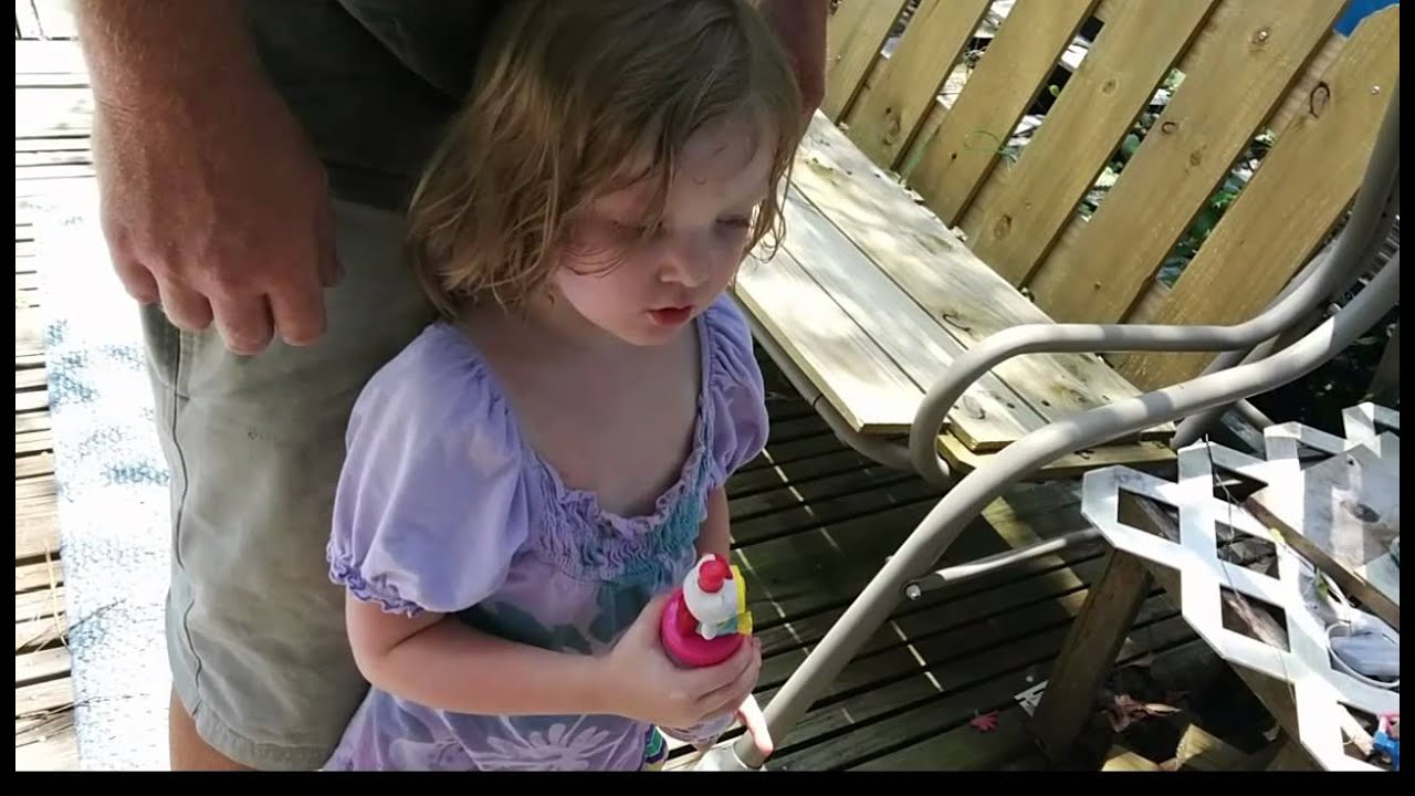 Lily singing "let it go" - YouTube